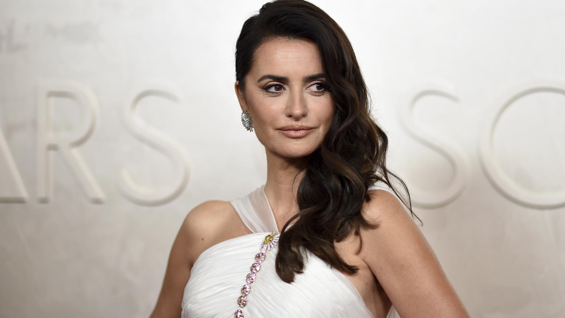 Penélope Cruz arriesga llevando un vestido nupcial con corpiño y capa a ...