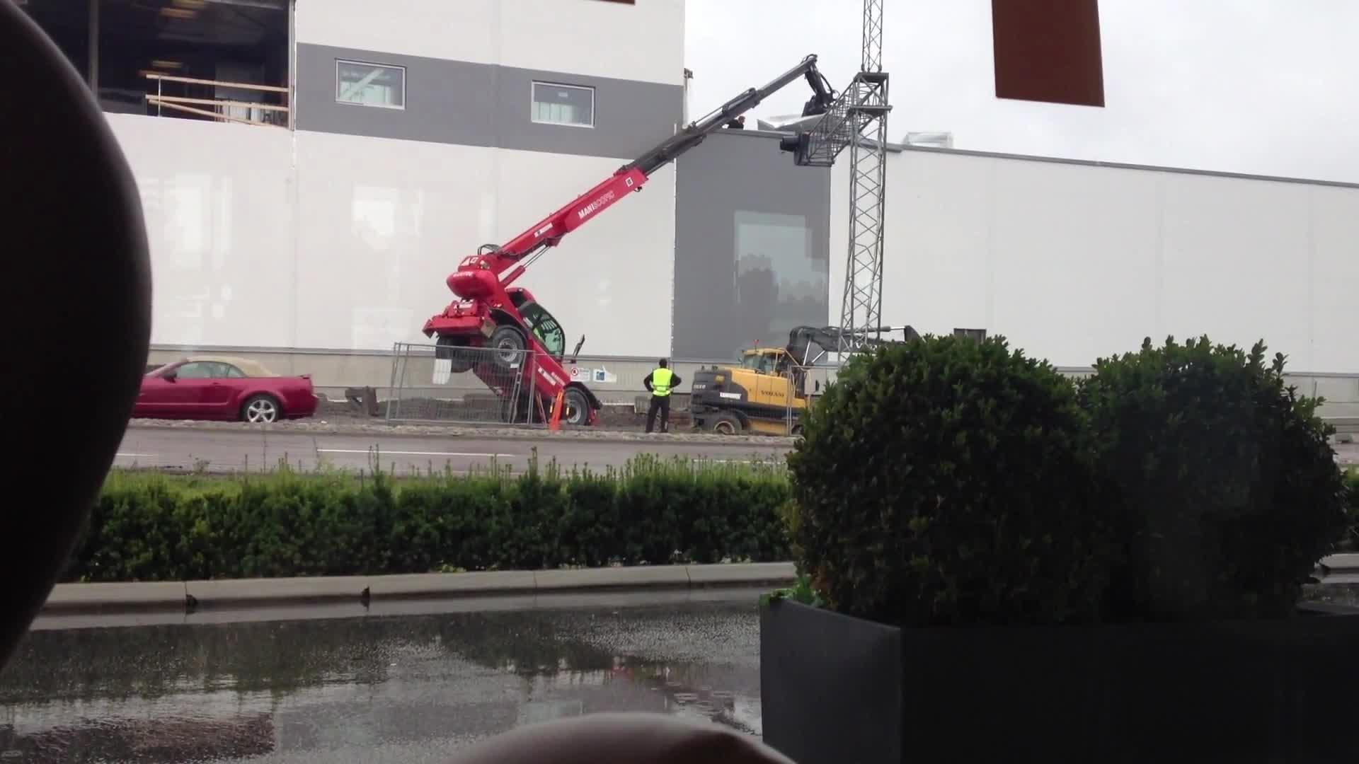 Construction Frontloader Fail