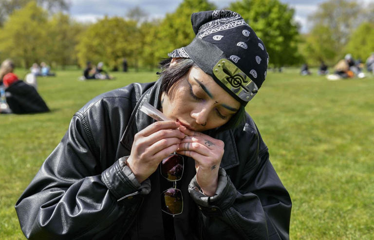 Définition : D’où vient l’expression « fumer la moquette