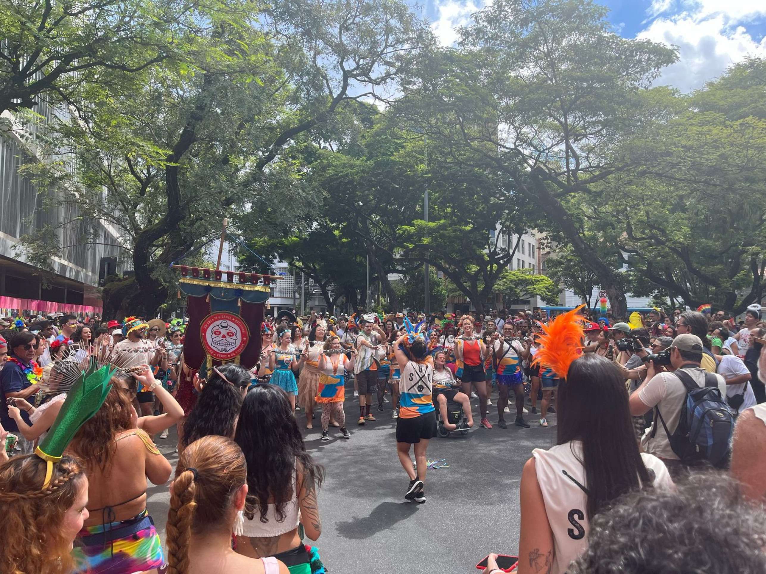 Carnaval BH: mesmo sem trio elétrico, Samba Queixinho faz público vibrar