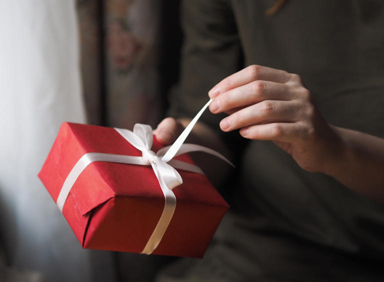 Gen Z Woman Asks Friend to Give Back Her Birthday Present, Internet Agrees