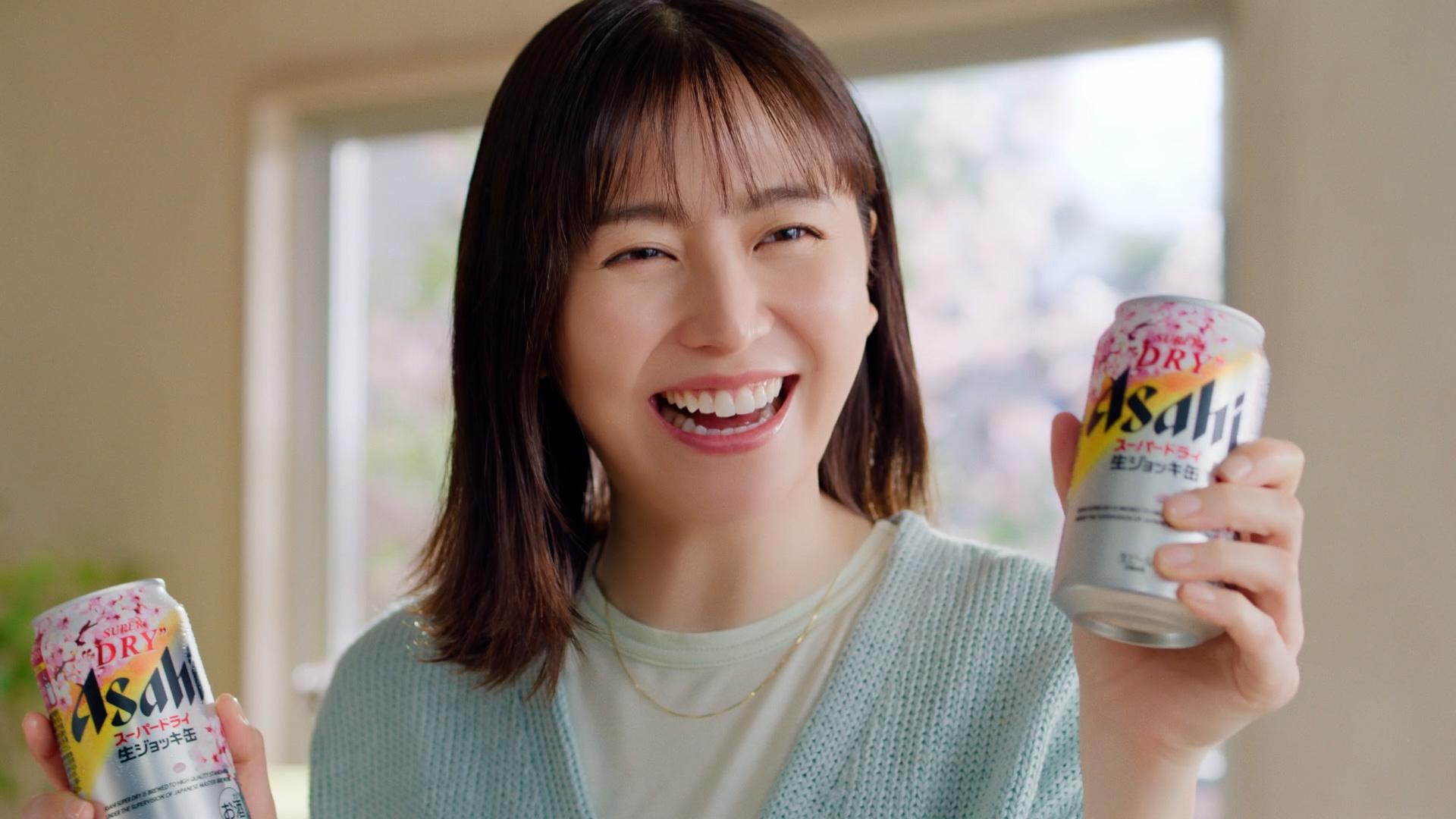 ＜長澤まさみ＞ビールを手に満面の笑み 岡田准一と出演する新CMのビジュアルが公開