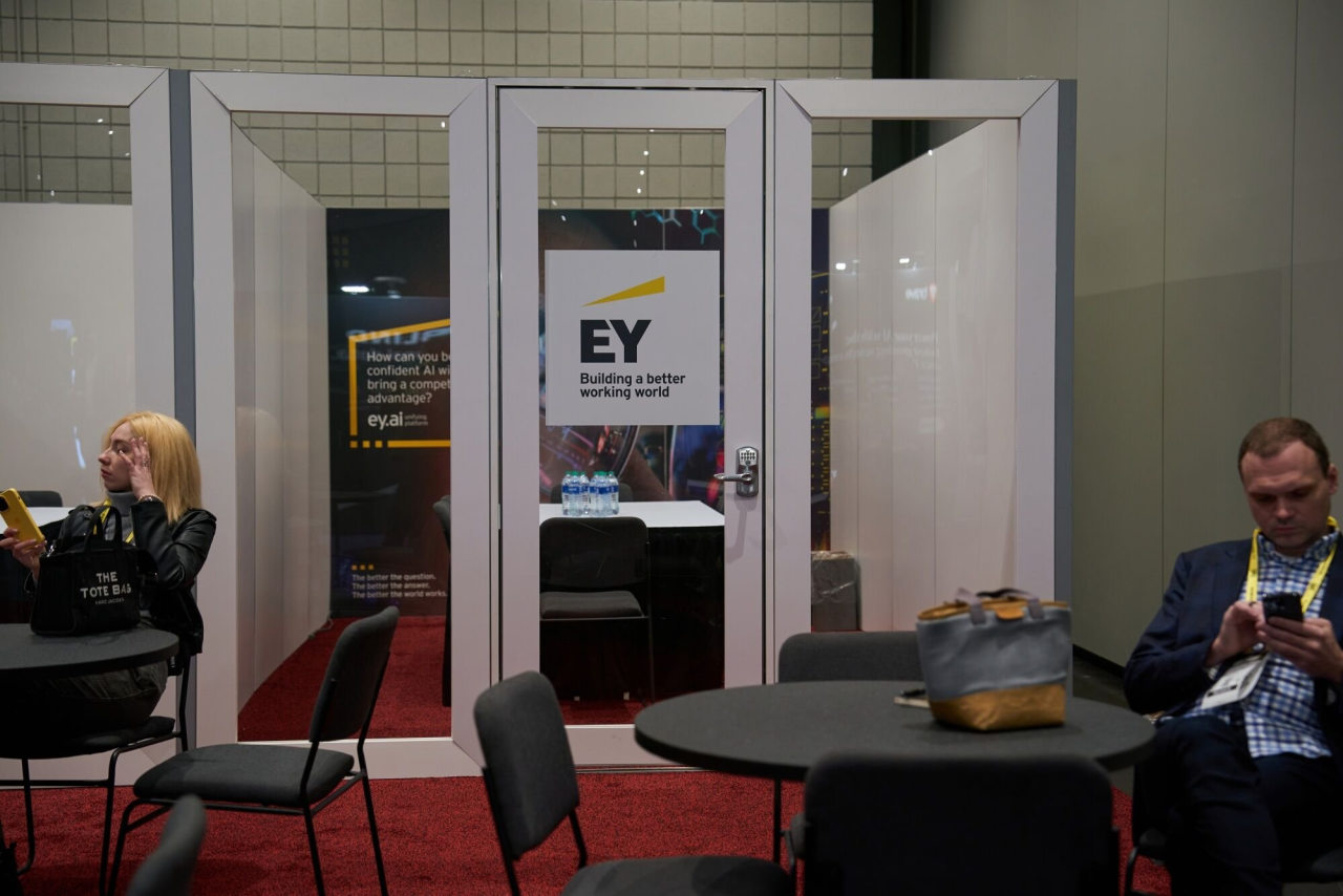 Big Consulting Bosses Meet With Trump Officials to Save Contracts