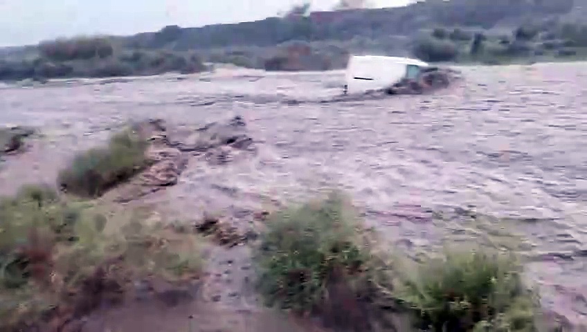 La furgoneta de Pepe 'El Lastra', este domingo, anegada por el agua.