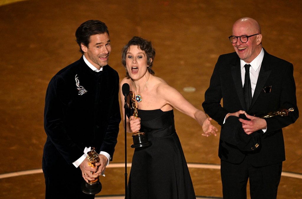 Mick Jagger Makes Surprise Oscars Appearance, Reveals ‘El Mal' Wins ...