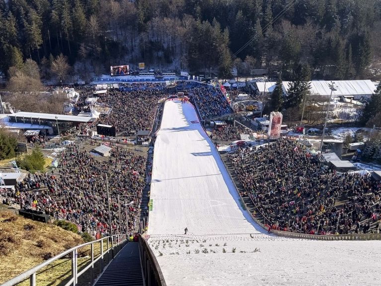 Skispringen-WM 2025: Geiger lobt Ruhe der Skispringer: "Von allen ...