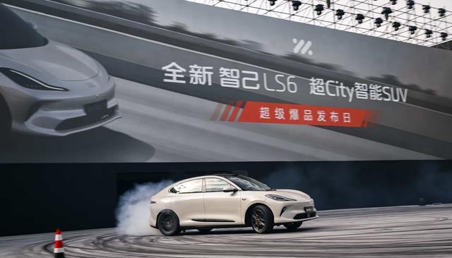 全新智己LS6剧院版vs焕新Model Y，全面对比与分析