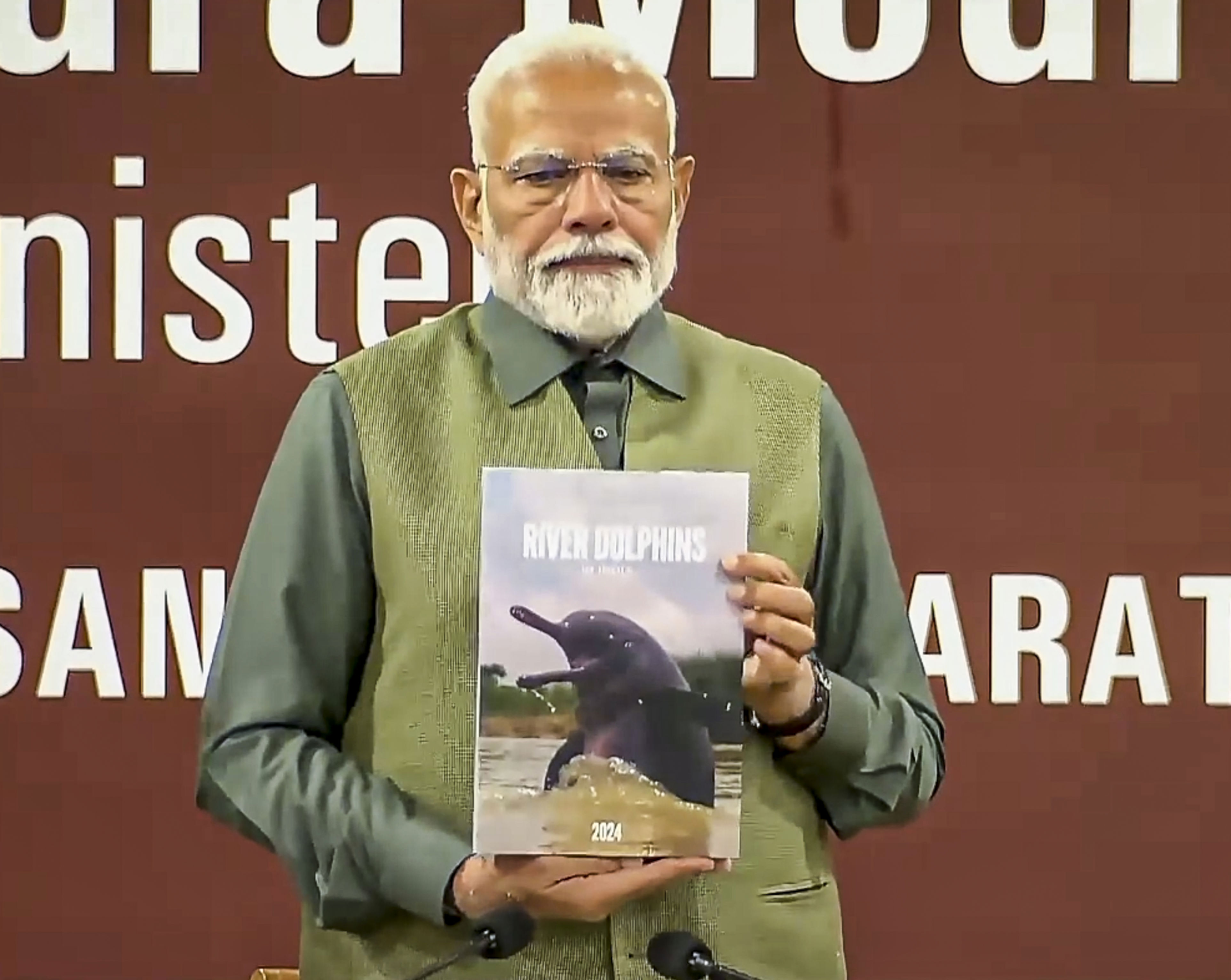 PM Modi chairs National Wildlife Board meet in Gujarat, announces lion ...