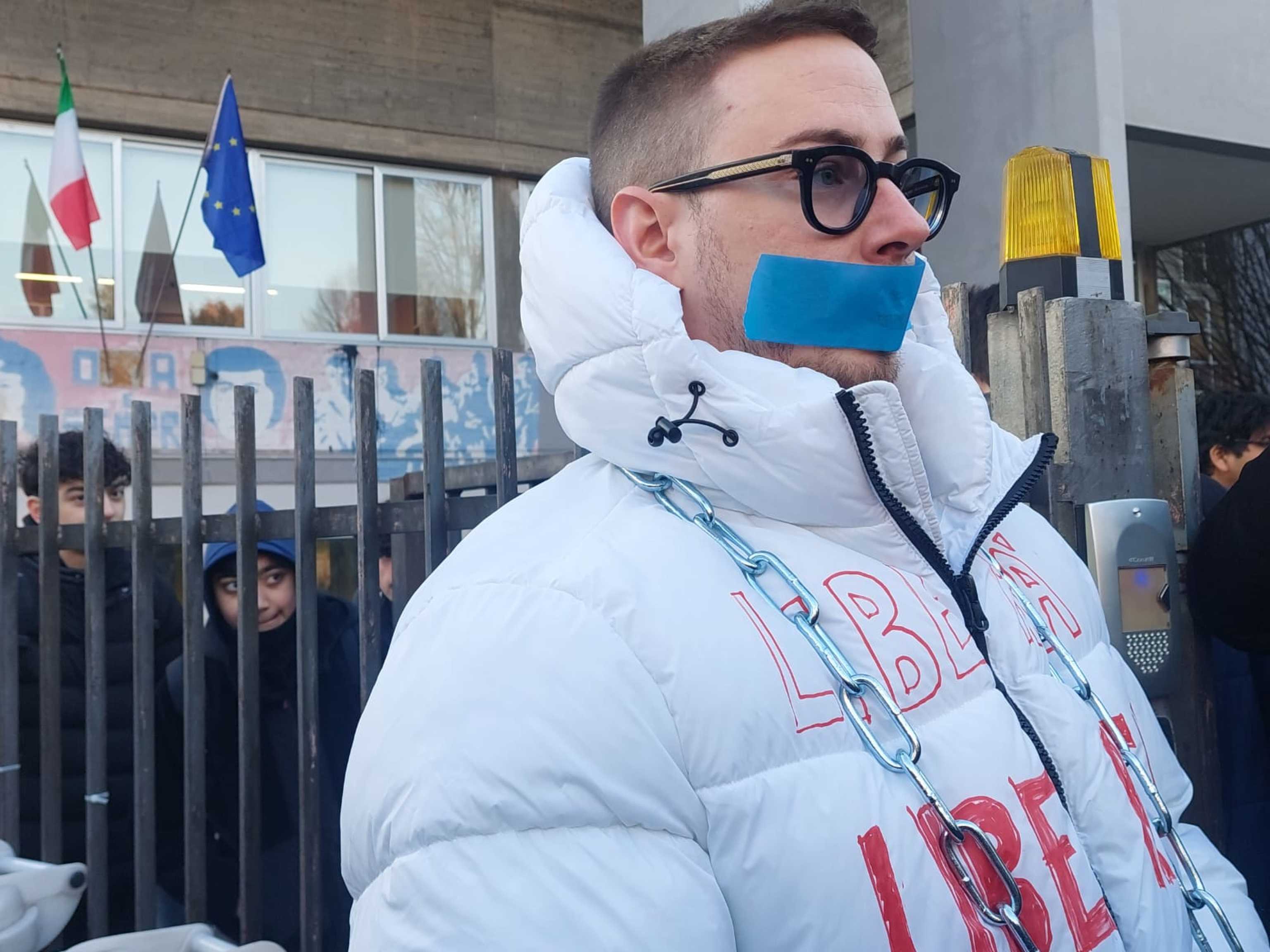 Gli studenti applaudono il porno attore incatenato per protesta