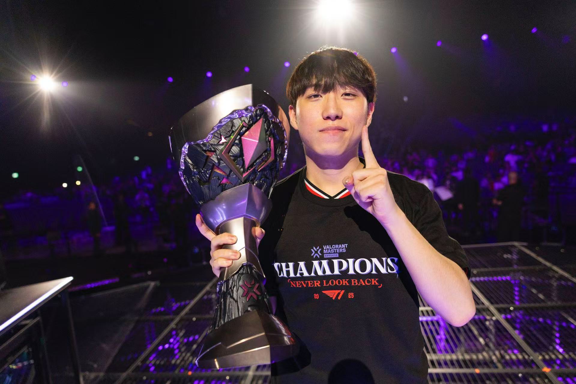 T1夺冠后各选手发推：T1是世界上最强的战队