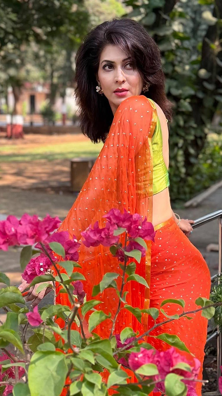 'येवढ नटणं थटणं...' शालिनीचा कमनीय बांधा अन्‌ ऑरेंज साडी