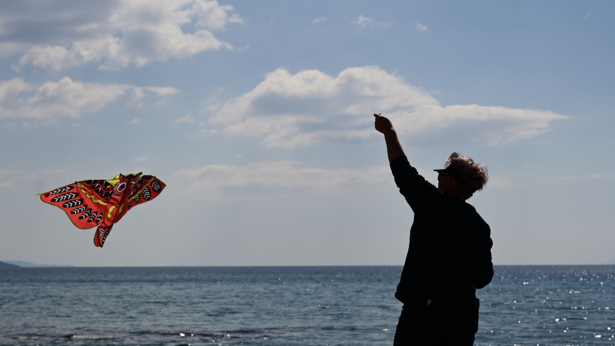 Συστάσεις για το πέταγμα χαρταετού - Τι να μην κάνετε αν πέσει σε ...