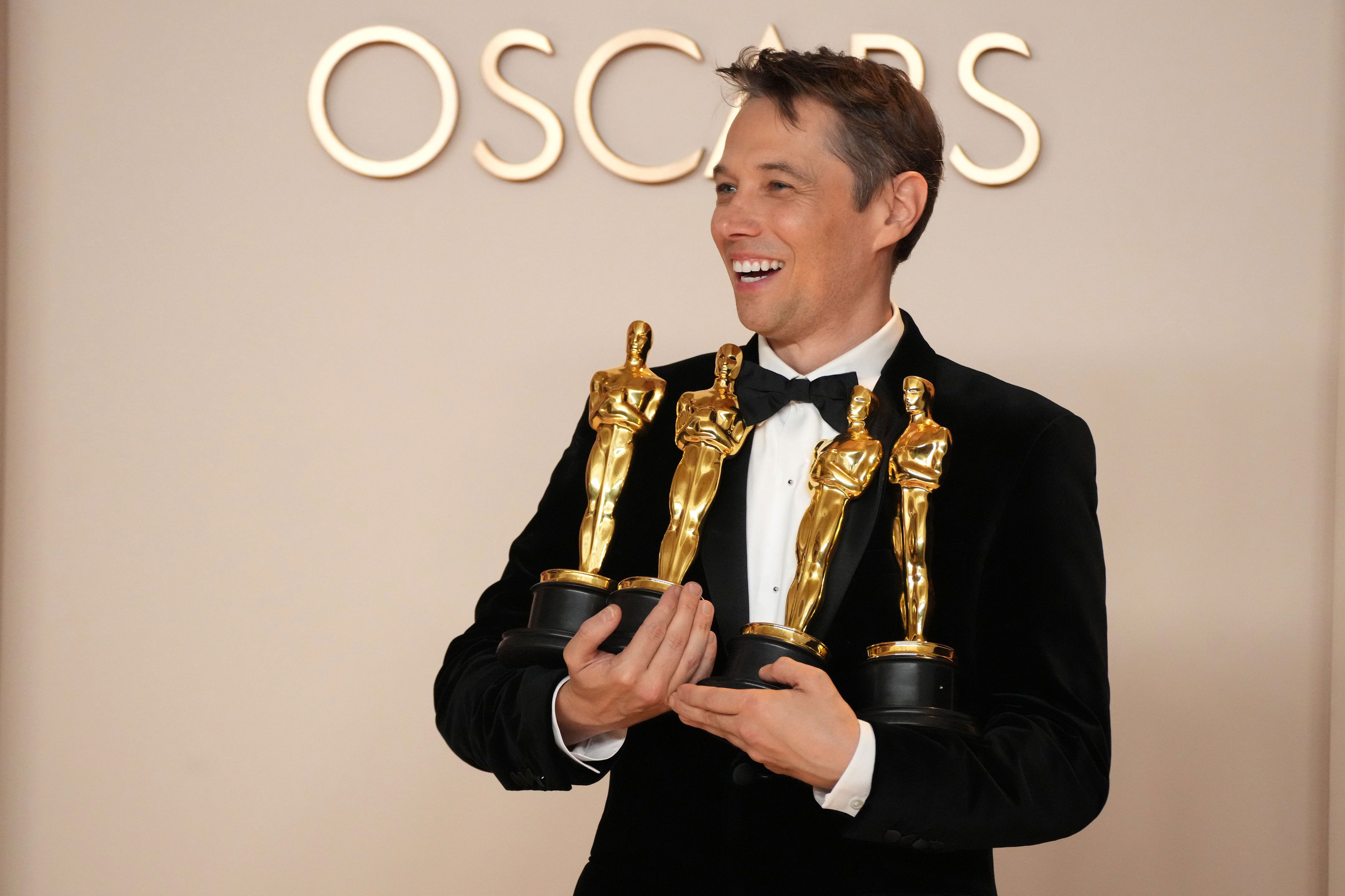 Tom Cruise reçoit le premier Oscar de sa carrière