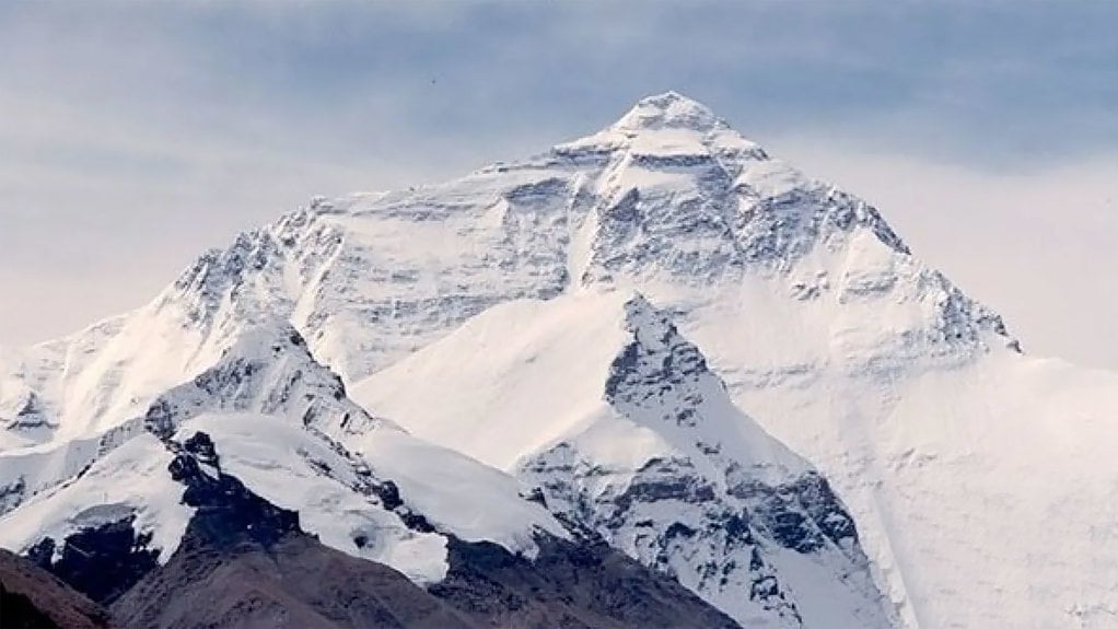 Profil Gunung Cartenz, Lokasi, Ketinggian, dan Kondisi Pendakian