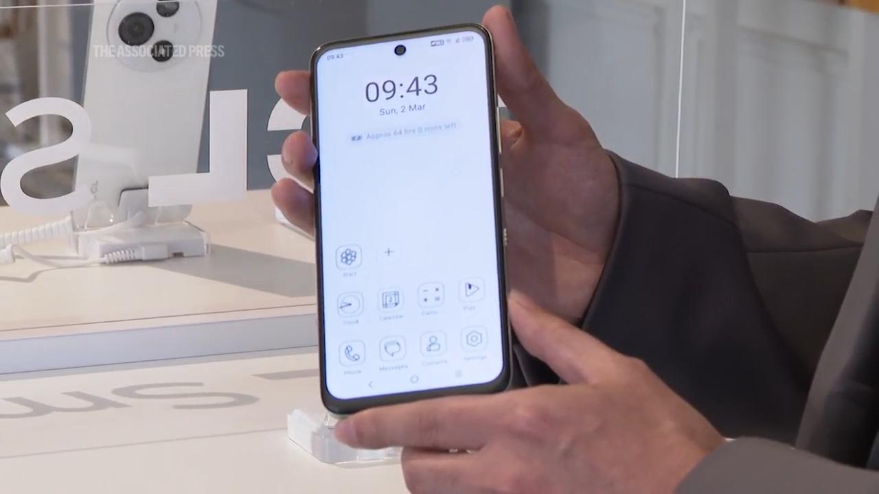 Take a look at TCL's new phone that transforms into E-Ink-like device