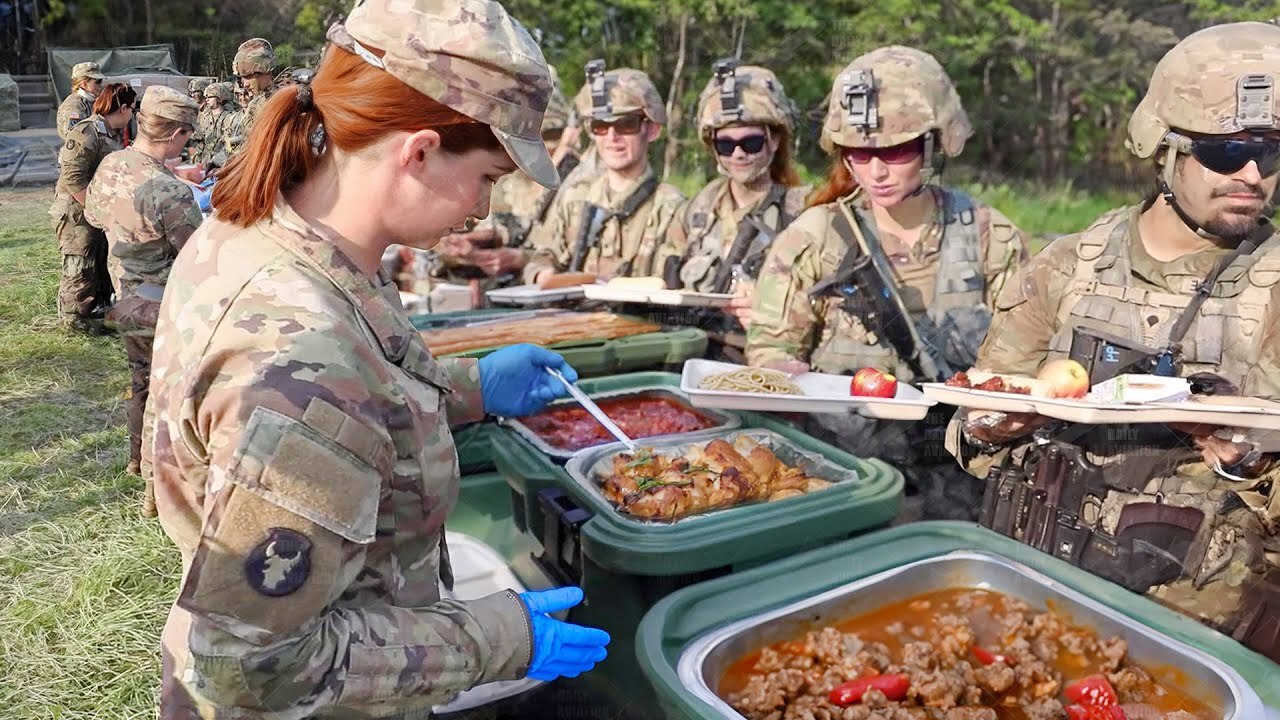 US Military Cooks Feeding 1000s of Soldiers During Crazy Rush Hour in ...