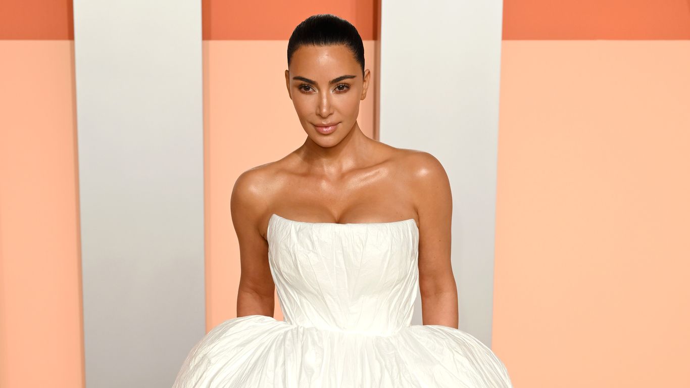 Kim Kardashian ose la robe de mariée Balenciaga aux Oscars 2025