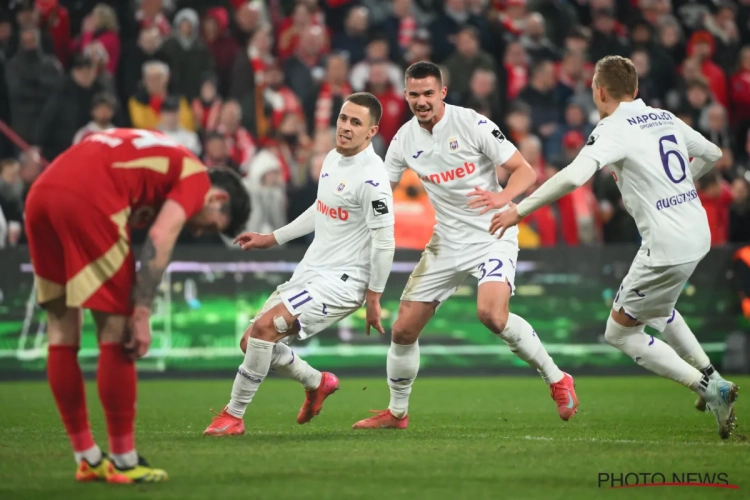 🎥 Spelers RSC Anderlecht krijgen ferme verrassing bij terugkeer naar ...