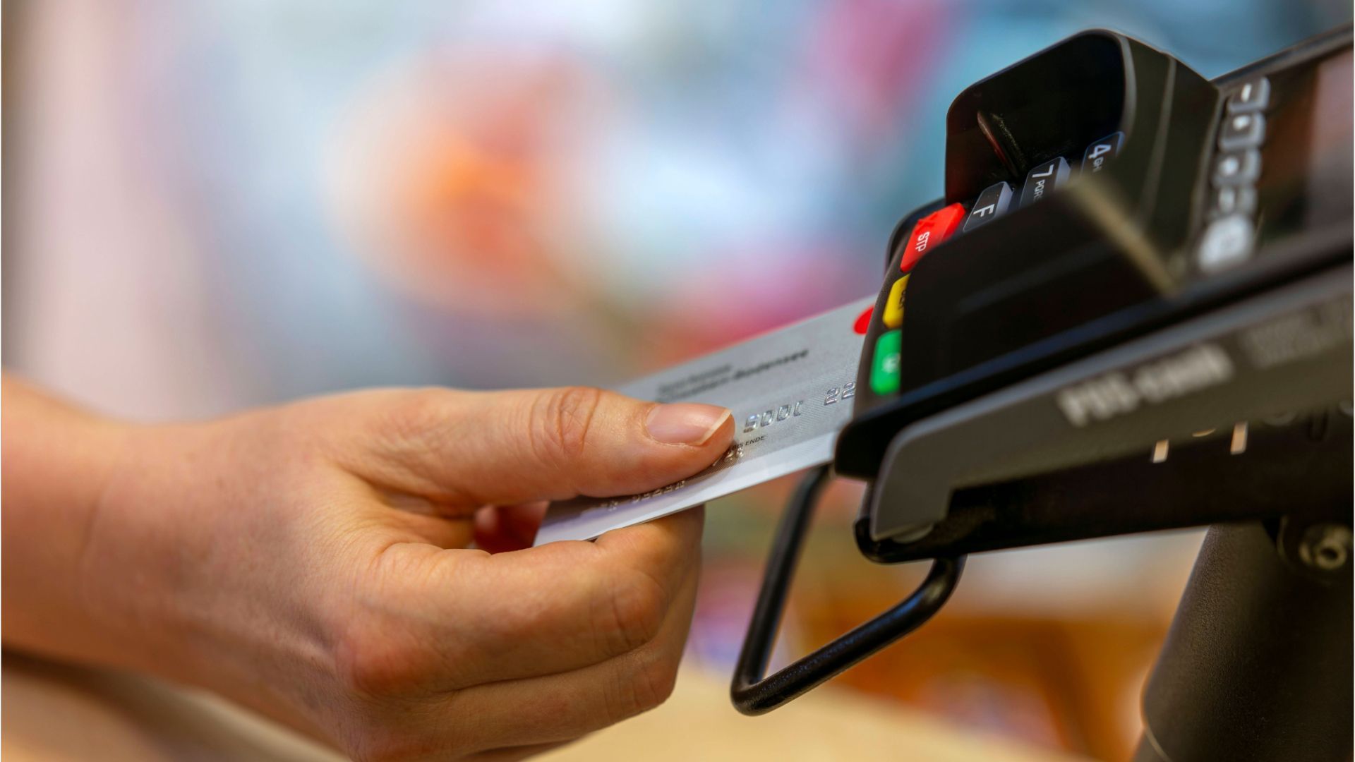 Hat Ihre Bankkarte auch eine Einkerbung? Diese wichtige Funktion steckt ...