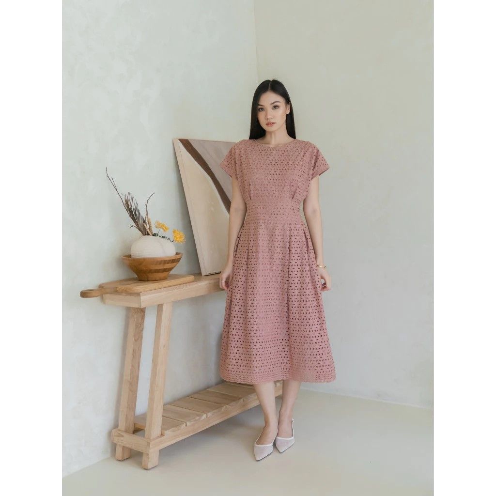 Tren Baju Lebaran 2025, 3 Rekomendasi Dress Katun Bolong yang Simpel ...