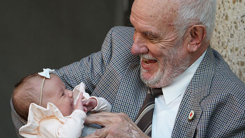 Australian man whose blood donations saved 2.4 million babies dies aged 88 Australian man whose blood donations saved 2.4 million babies dies aged 88