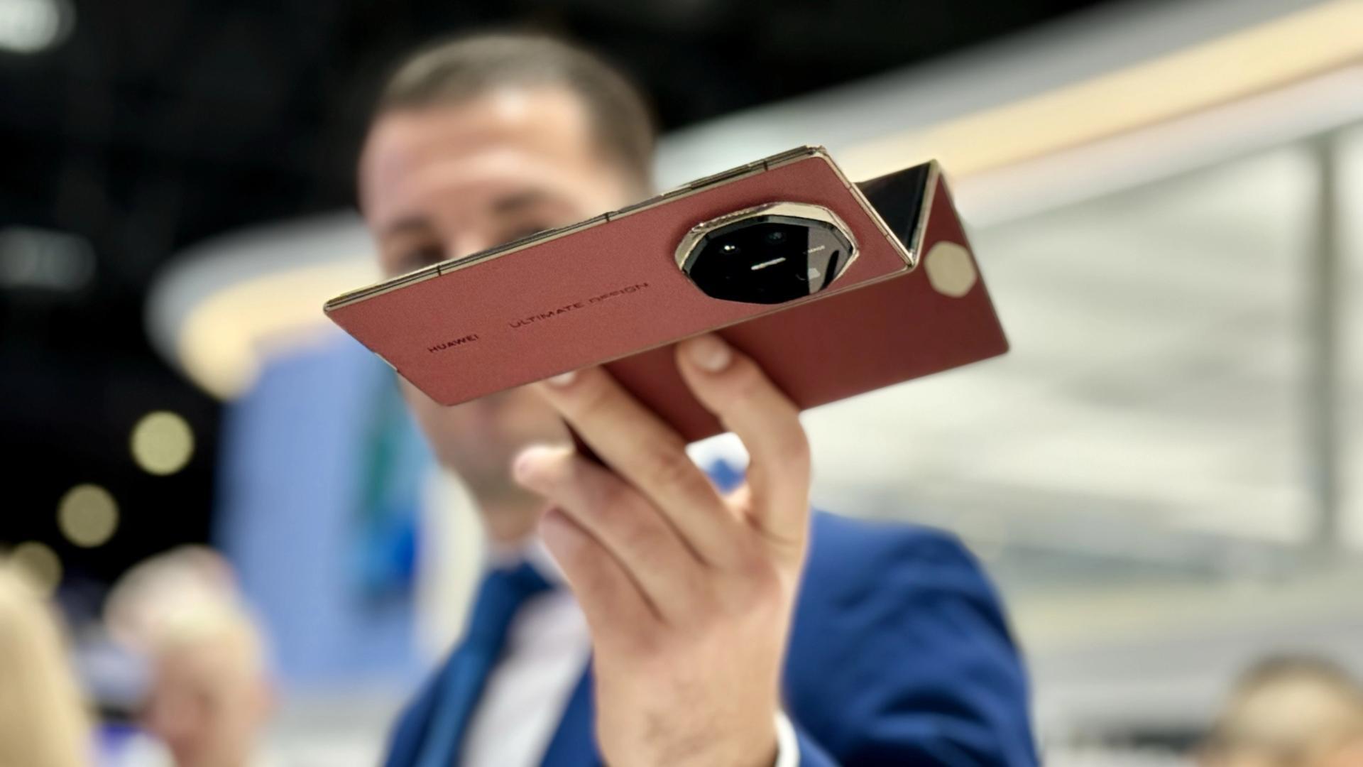 HUAWEI Mate XT, el primer móvil que se dobla tres veces llega al MWC 2025