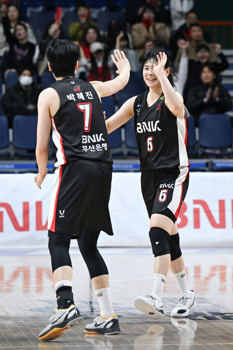 [WKBL PO 리포트] ‘3점슛 성공률 46%’ BNK, 1차전 승리의 원동력