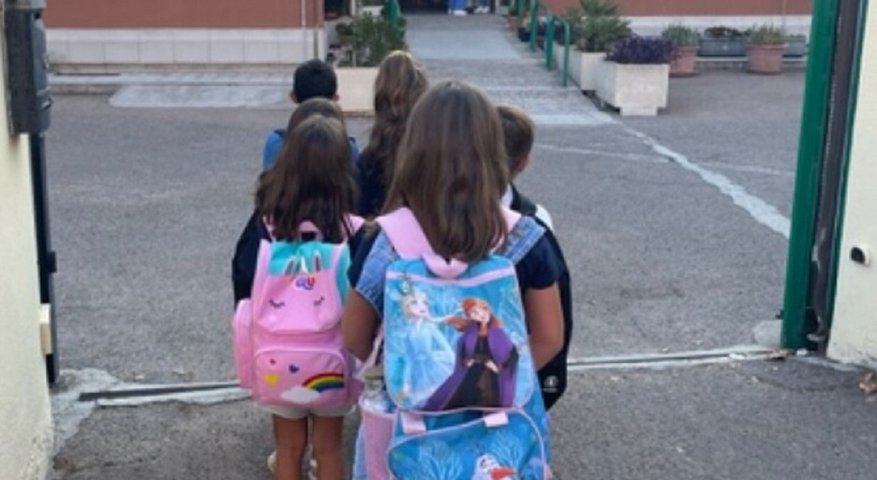 Milano, tenta di rapire due bambini fuori da scuola. «Voglio un figlio ...