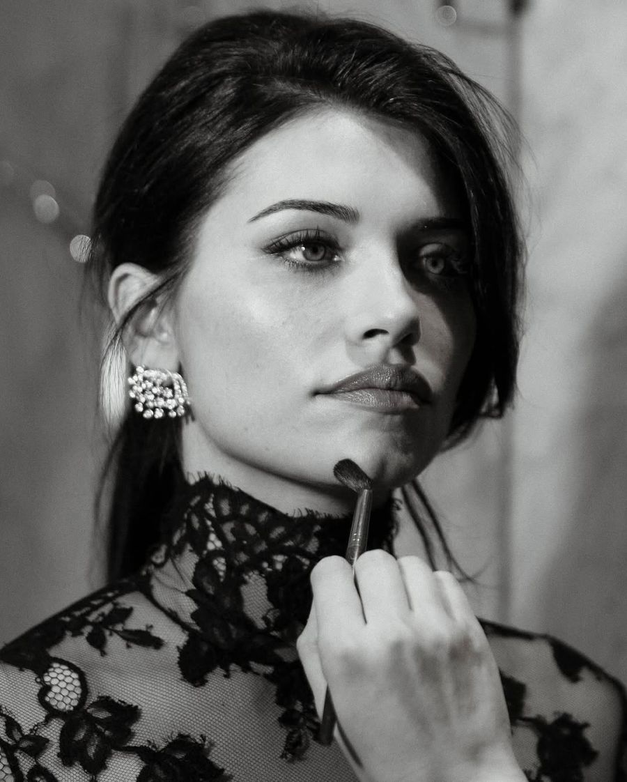 De negro y con un pronunciado escote, el look de Eva de Dominici para ...