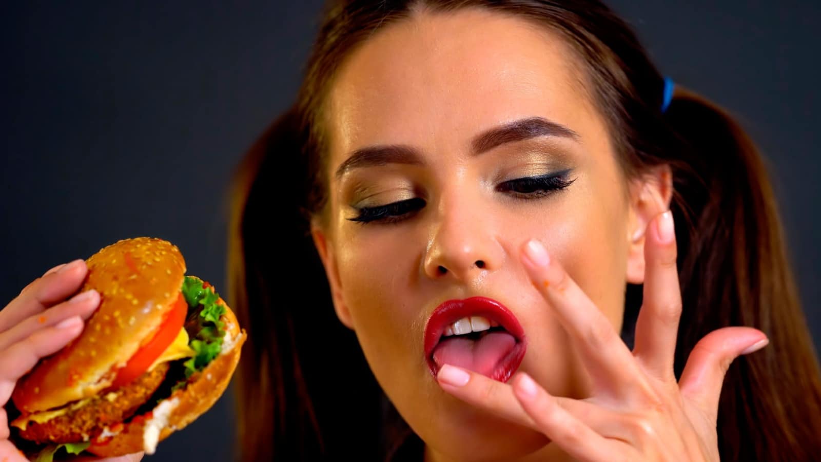 17 signs someone never learned proper manners