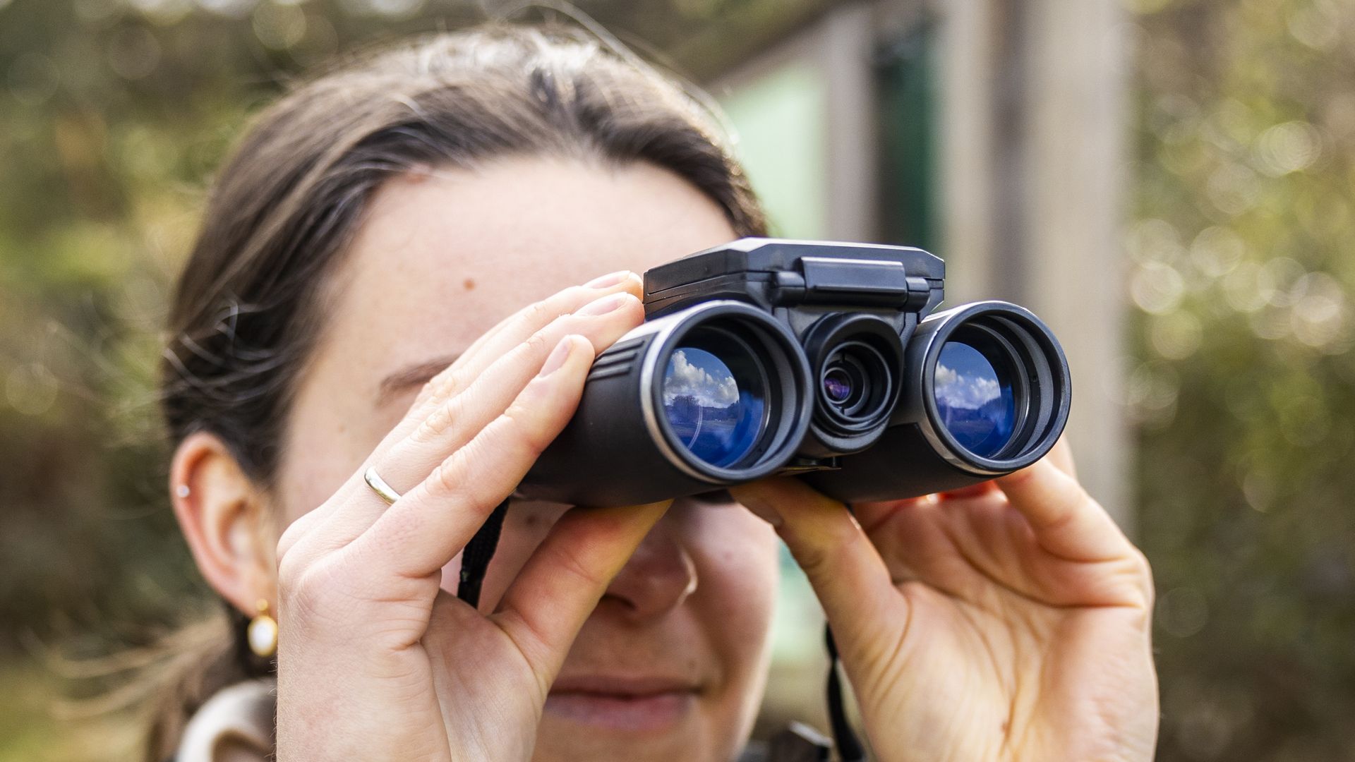 Camonity 12x32 review: digital binoculars with a camera in one