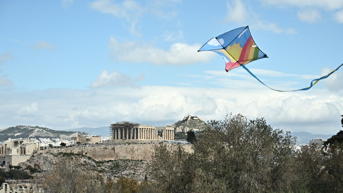 Πολύχρωμοι χαρταετοί στον ουρανό της Αττικής - Οι Αθηναίοι γιόρτασαν τα ...