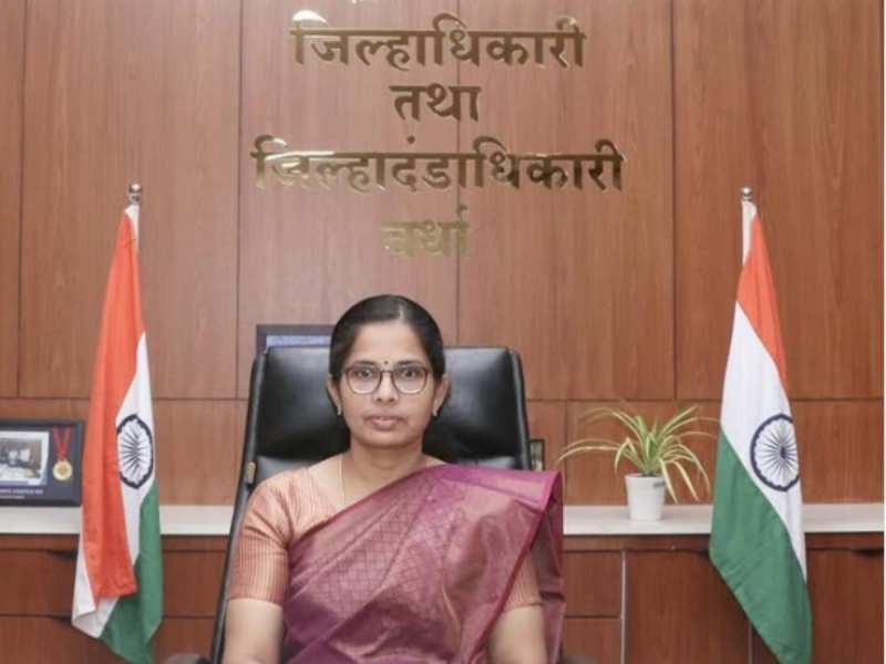 संघर्ष से मिली सफलता; कभी चराती थीं भैंसे, आज संभाल रहीं पूरा जिला, कैब ड्राइवर की बेटी C ...