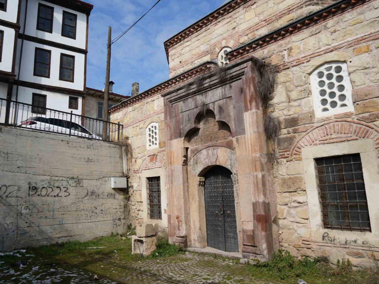 Evlerin altından çıkan su vatandaşları canından bezdirdi