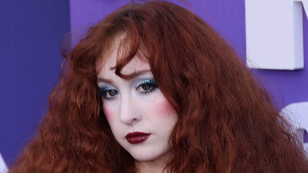 Chappell Roan dédie ses BRIT Awards aux « drag queens, artistes ...