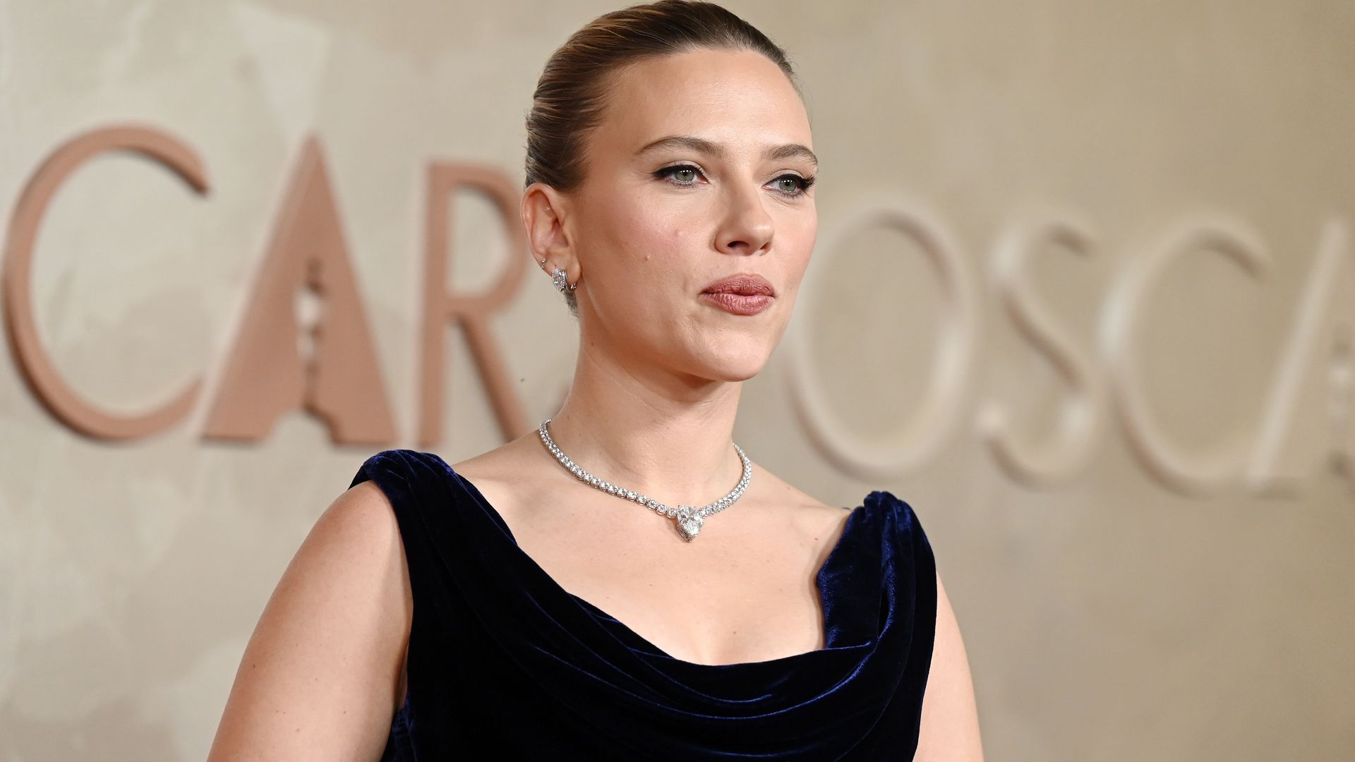 Accessories are everything - Scarlett Johansson took her Oscars look to ...