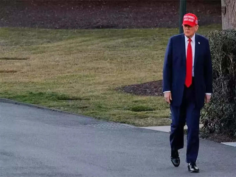 After bruise on hand, Trump shows worrying limp problem; sparks ... After bruise on hand, Trump shows worrying limp problem; sparks ...