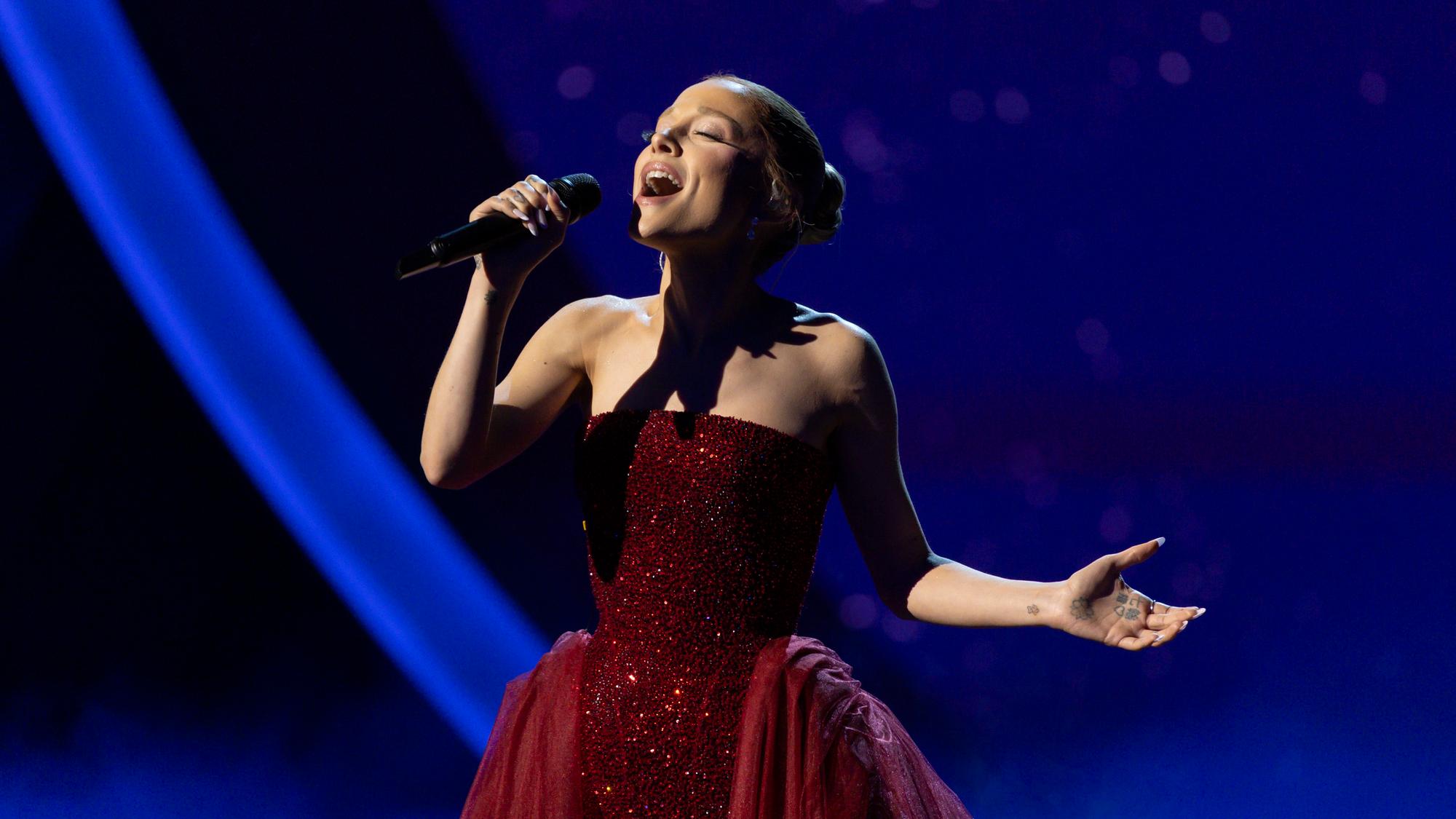 Aux Oscars, Ariana Grande aurait pu sérieusement se blesser si elle ...