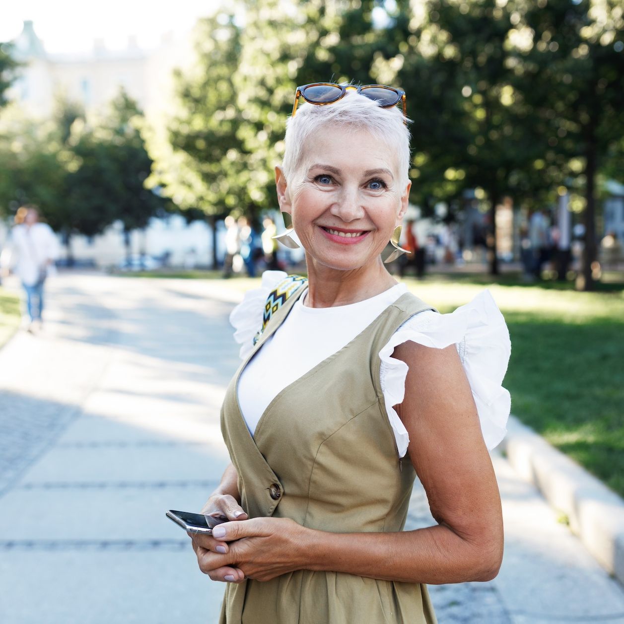 Coiffure après 70 ans : la “trixie cut” est la coupe courte ...