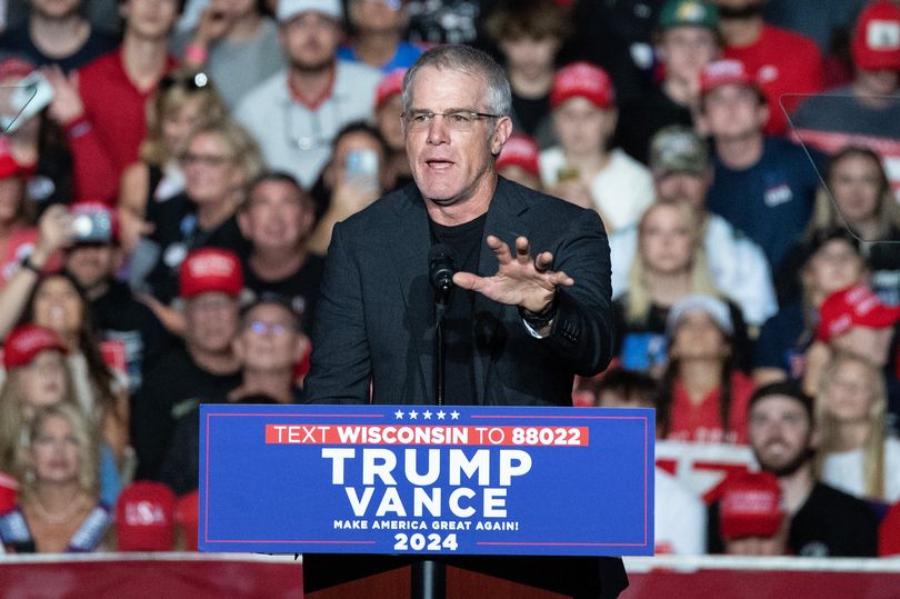Brett Favre heaps praise on Donald Trump and JD Vance for handling of ...