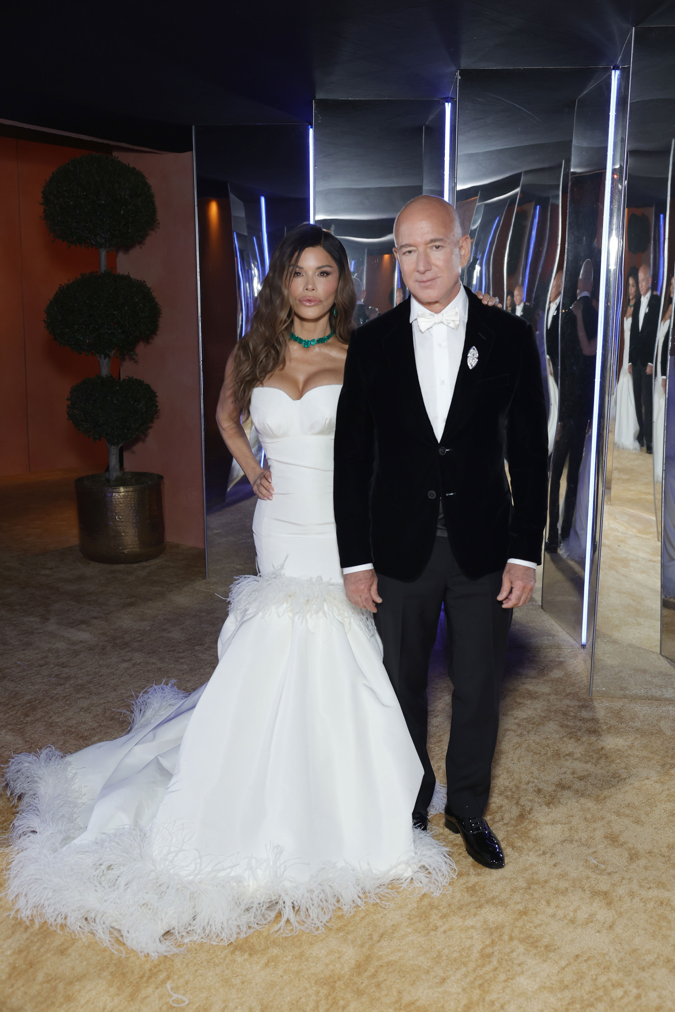 Jeff Bezos and Lauren Sánchez look wedding-ready on Vanity Fair Oscar ...