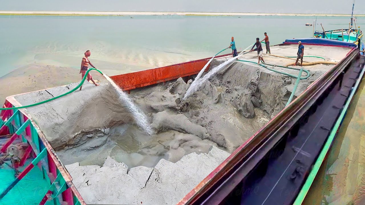Cheap But Genius Way they Found to Unload Gigantic Sand Barge