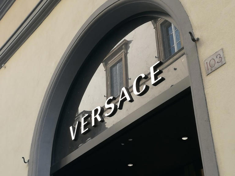 Prada ha completato l’acquisizione di Versace