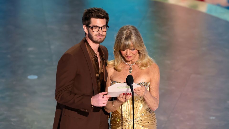 Andrew Garfield comes to Goldie Hawn’s aid as she reveals eye condition
