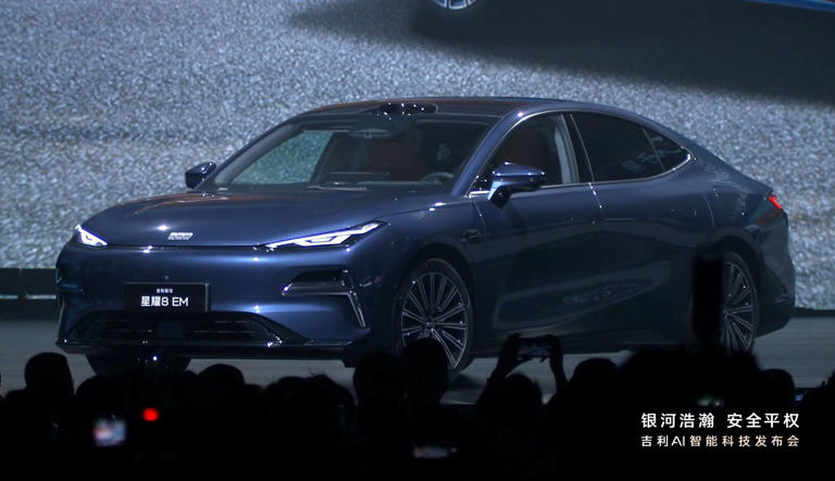 吉利银河E8与星耀8 EM亮相：新车先享价公布，性能配置全面升级！