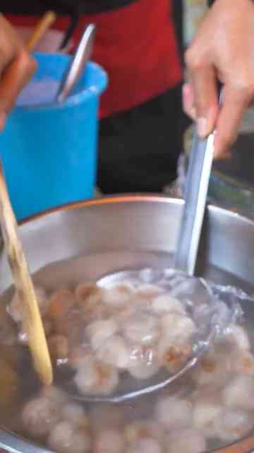 STICKY Stuffed Thai Dumpling Tapioca Balls (Saku Sai Moo) - Thailand ...