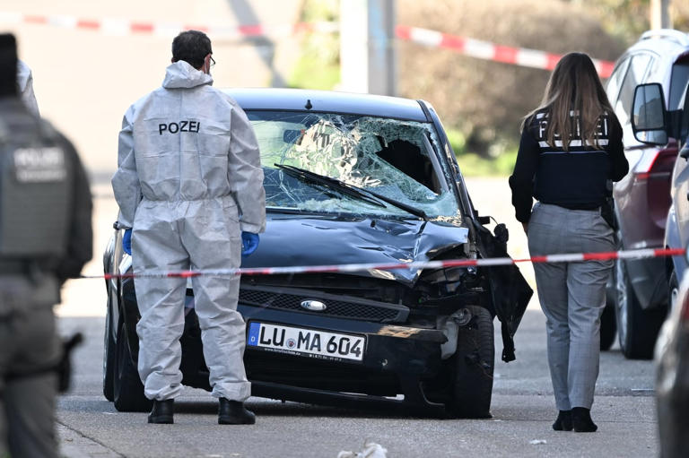 Mannheim: Two dead after car 'drives into crowd' in German city