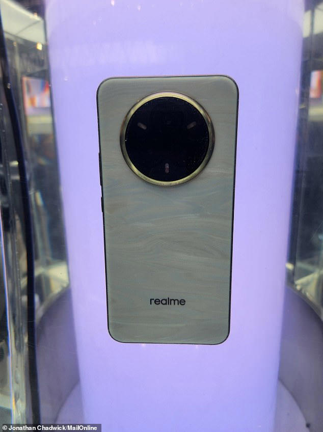 Watch as a futuristic smartphone changes COLOUR when exposed to cold