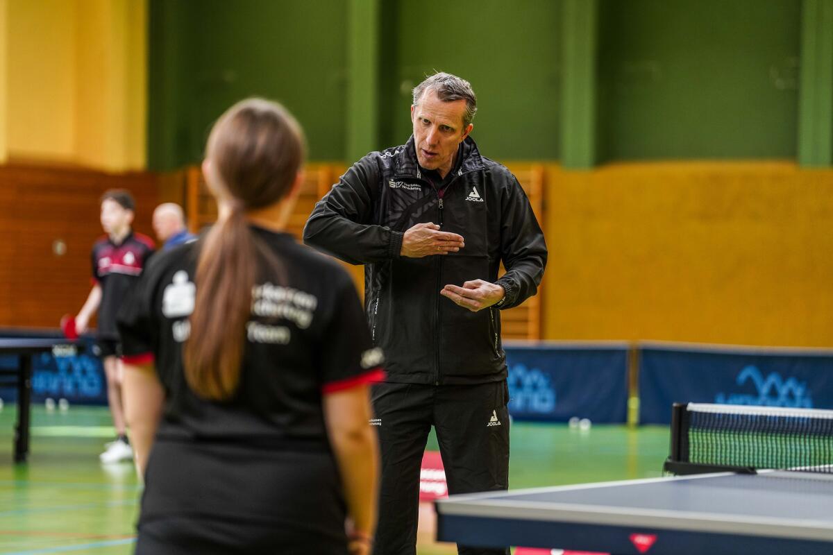 Ein Nationaltrainer zum Anfassen: Jörg Roßkopf begeistert den Tischtennis-Nachwuchs in Gerstetten