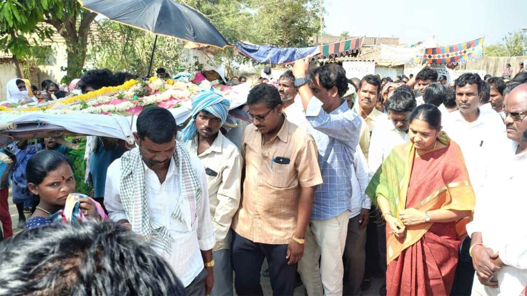 Sunitha Laxma Reddy | ఫీల్డ్‌ అసిస్టెంట్‌ అంత్యక్రియల్లో పాల్గొన్న ...